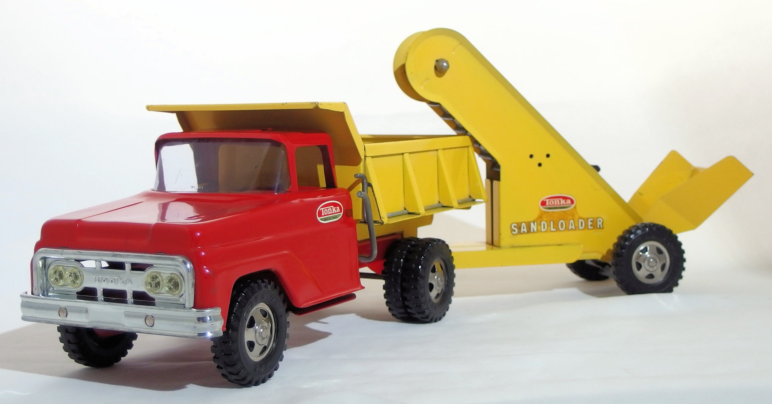 Tonka 1963 Dump Truck and Sand Loader - Trucks From The Past